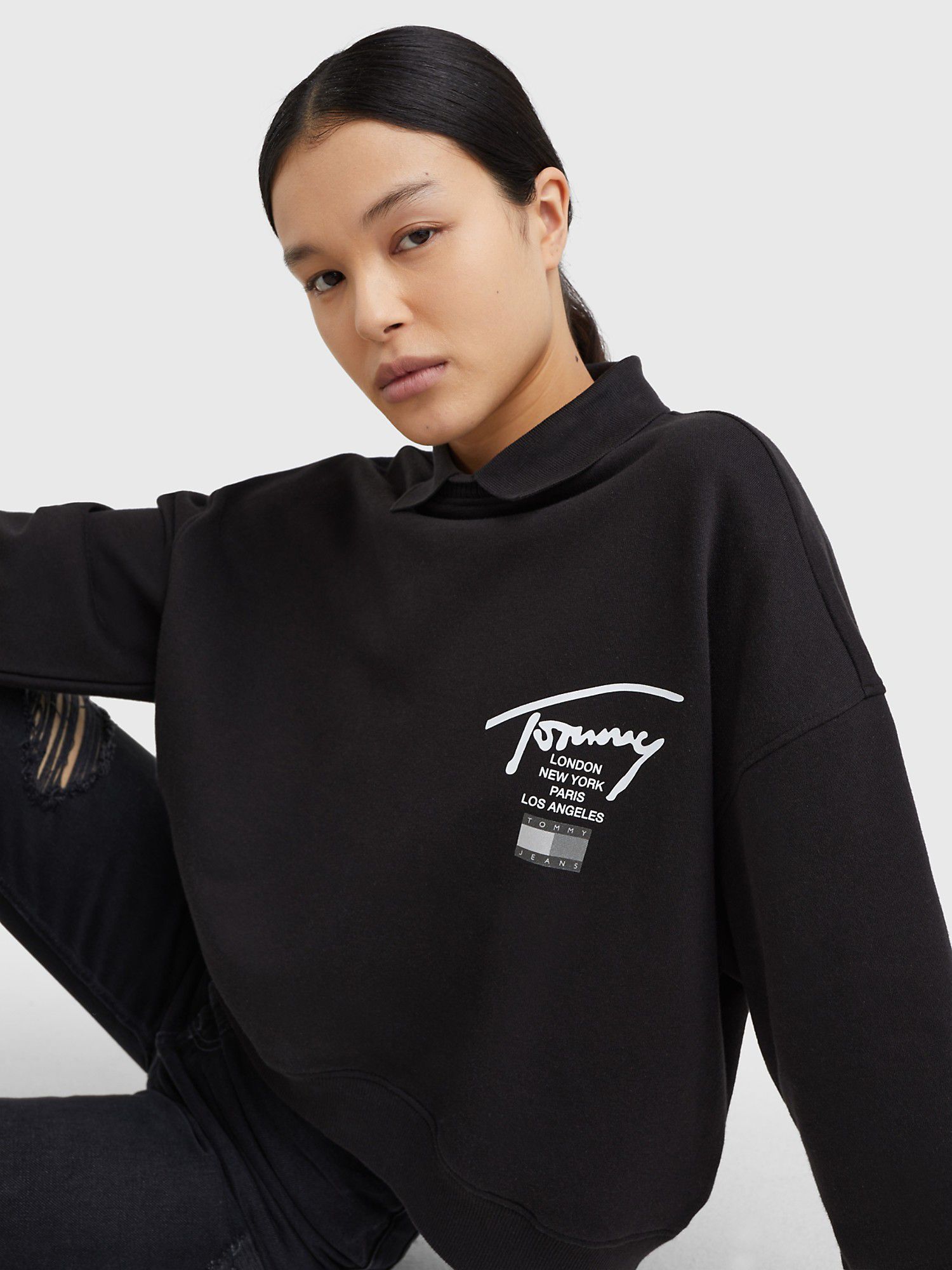 【預購】 TOMMY JEANS 專櫃新款 女款 簽名徽標帶領大學T 有機棉 黑_Hannah 美國代購